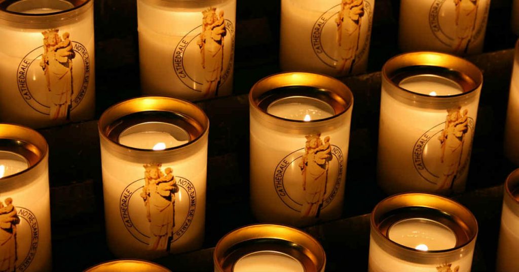 エスメラルダと他の参拝者達とで、決定的に違う祈りの内容とは？